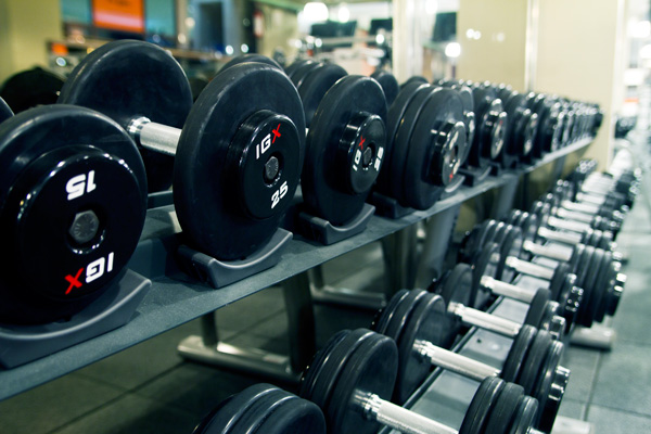 Cómo levantar más peso en el gimnasio - 11 pasos - Ejercicio Doncomos.com