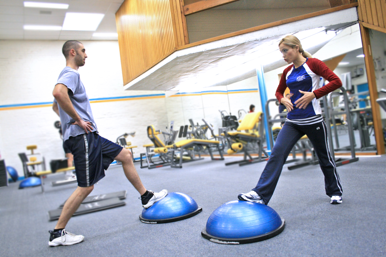 Cómo utilizar el bosu en pilates - 7 pasos - Ejercicio Doncomos.com
