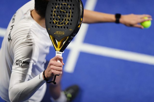 Cómo hacer un remate por tres en pádel - Ejercicio Doncomos.com