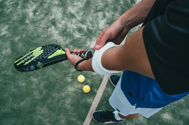 Cómo hacer un remate por tres en pádel - Ejercicio Doncomos.com