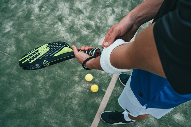 Cómo hacer un buen saque en pádel - Ejercicio Doncomos.com