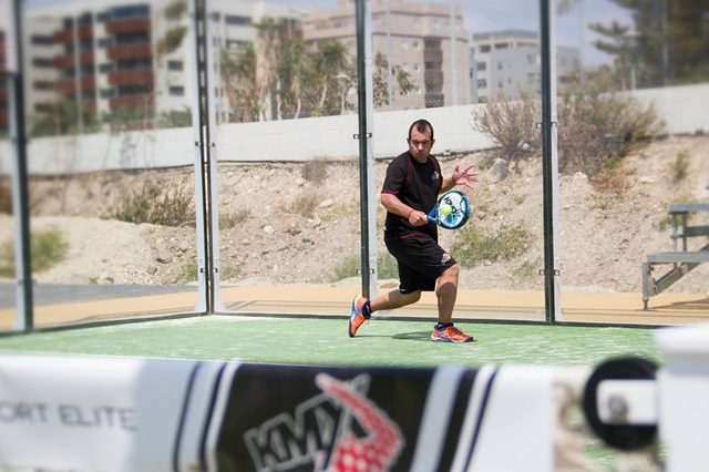 Cómo hacer un remate liftado en pádel - 11 pasos - Ejercicio Doncomos.com