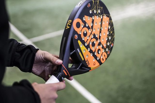 Cómo hacer un buen servicio en pádel - Ejercicio Doncomos.com