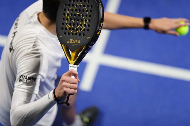 Cómo hacer un buen servicio en pádel - Ejercicio Doncomos.com