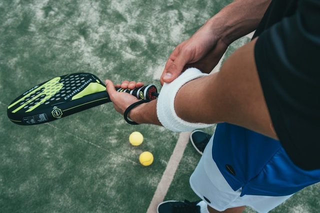 Cómo hacer un buen servicio en pádel - Ejercicio Doncomos.com