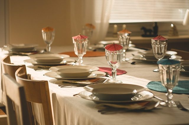 Cómo se colocan los cubiertos en la mesa - Fiesta Doncomos.com