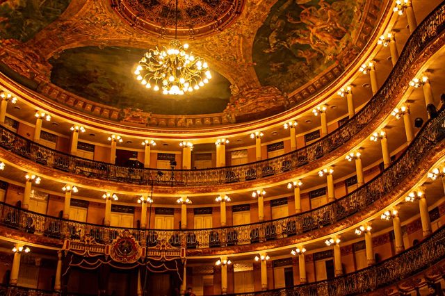 Cómo vestir para ir a la ópera según el protocolo - Fiesta Doncomos.com