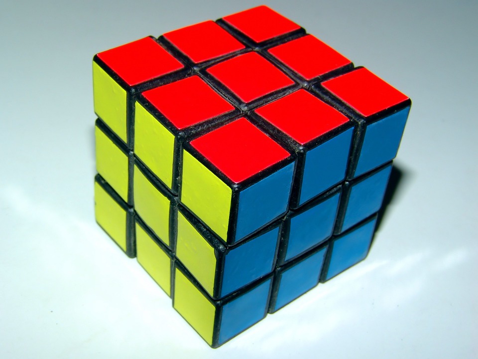Cómo resolver el cubo de Rubik - 4 pasos - Ocio Doncomos.com