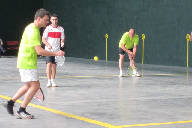 Cómo se juega al frontenis - Ocio Doncomos.com