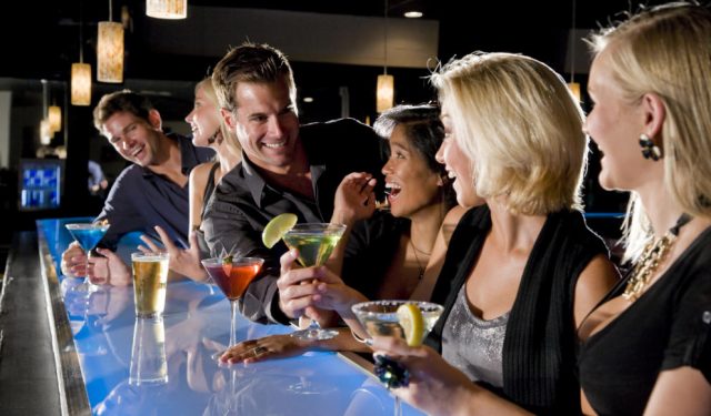 Cómo halagar a otras personas - 7 pasos - Relaciones Doncomos.com