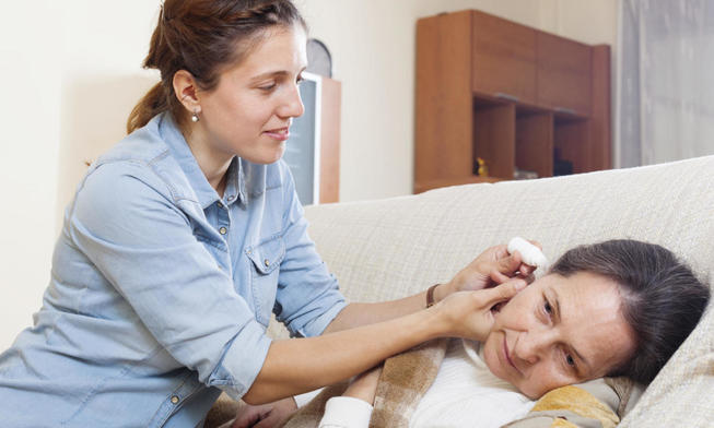 Cómo destapar los oídos - 4 pasos - Salud Doncomos.com