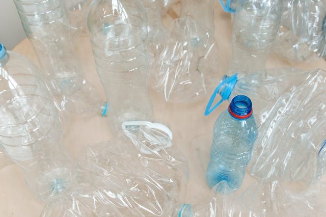 Cómo hacer joyas con botellas de plástico - Talento Doncomos.com